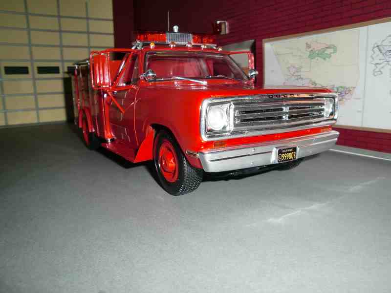Fertig: 1:18 Dodge Ram "Squad 51" des LA County Fire Department aus der ...