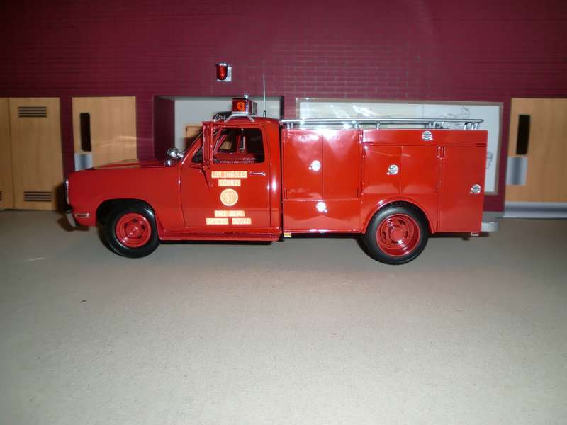 Fertig: 1:18 Dodge Ram "Squad 51" des LA County Fire Department aus der ...
